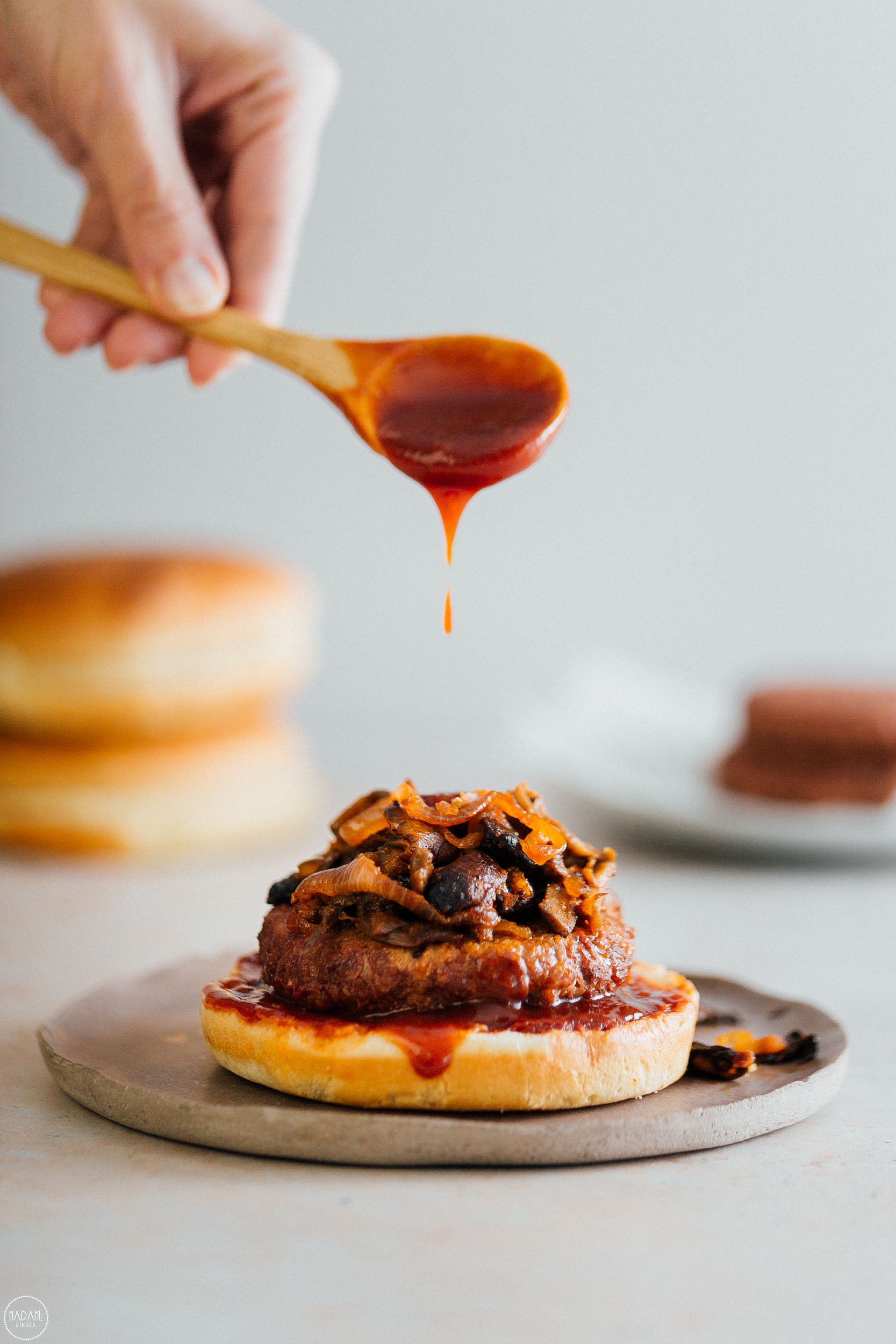 Ζουμερό plant-based burger με καραμελωμένα μανιτάρια σε σπιτική ΒΒQ σως ...