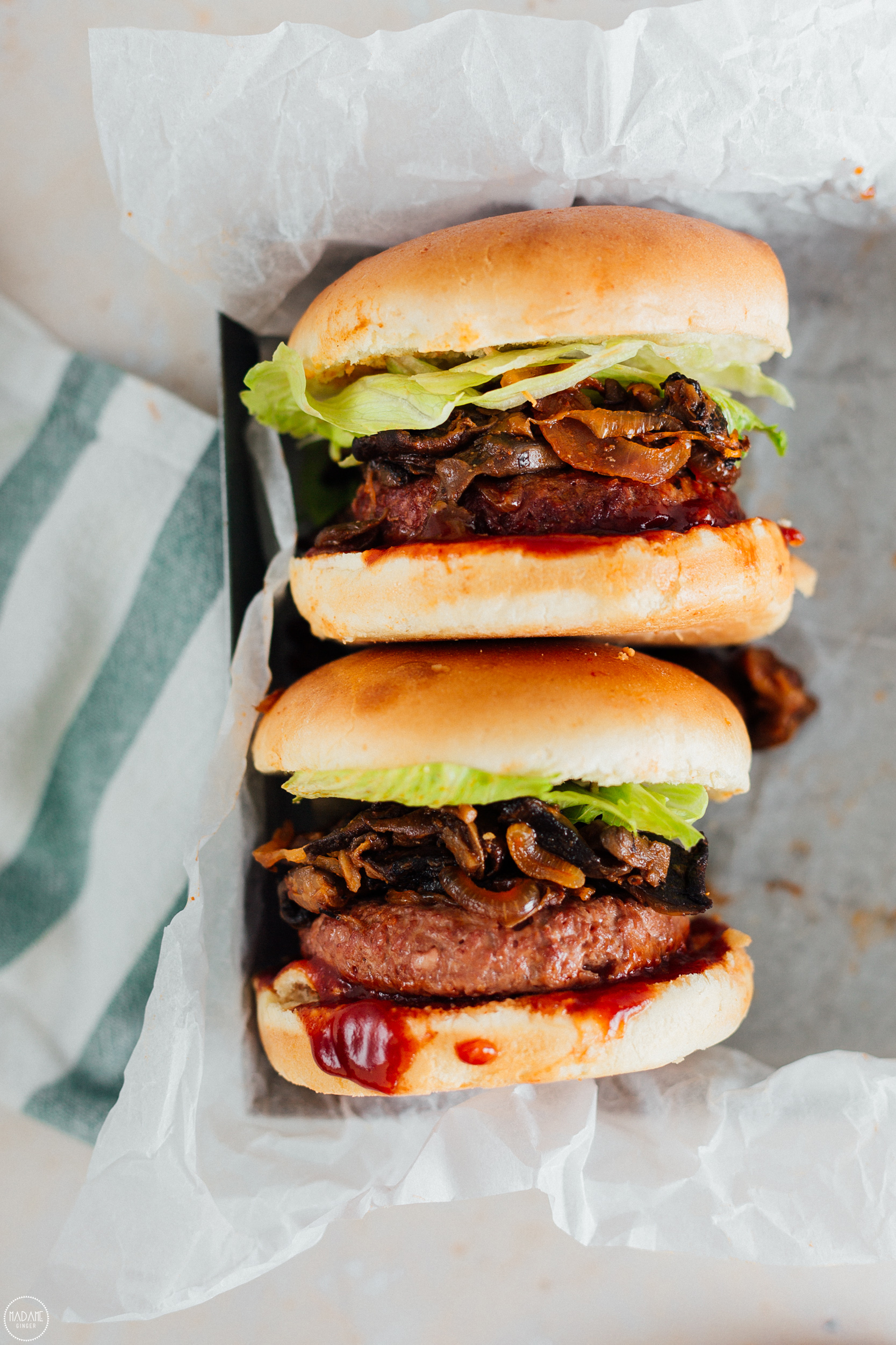 Ζουμερό plant-based burger με καραμελωμένα μανιτάρια σε σπιτική ΒΒQ σως ...