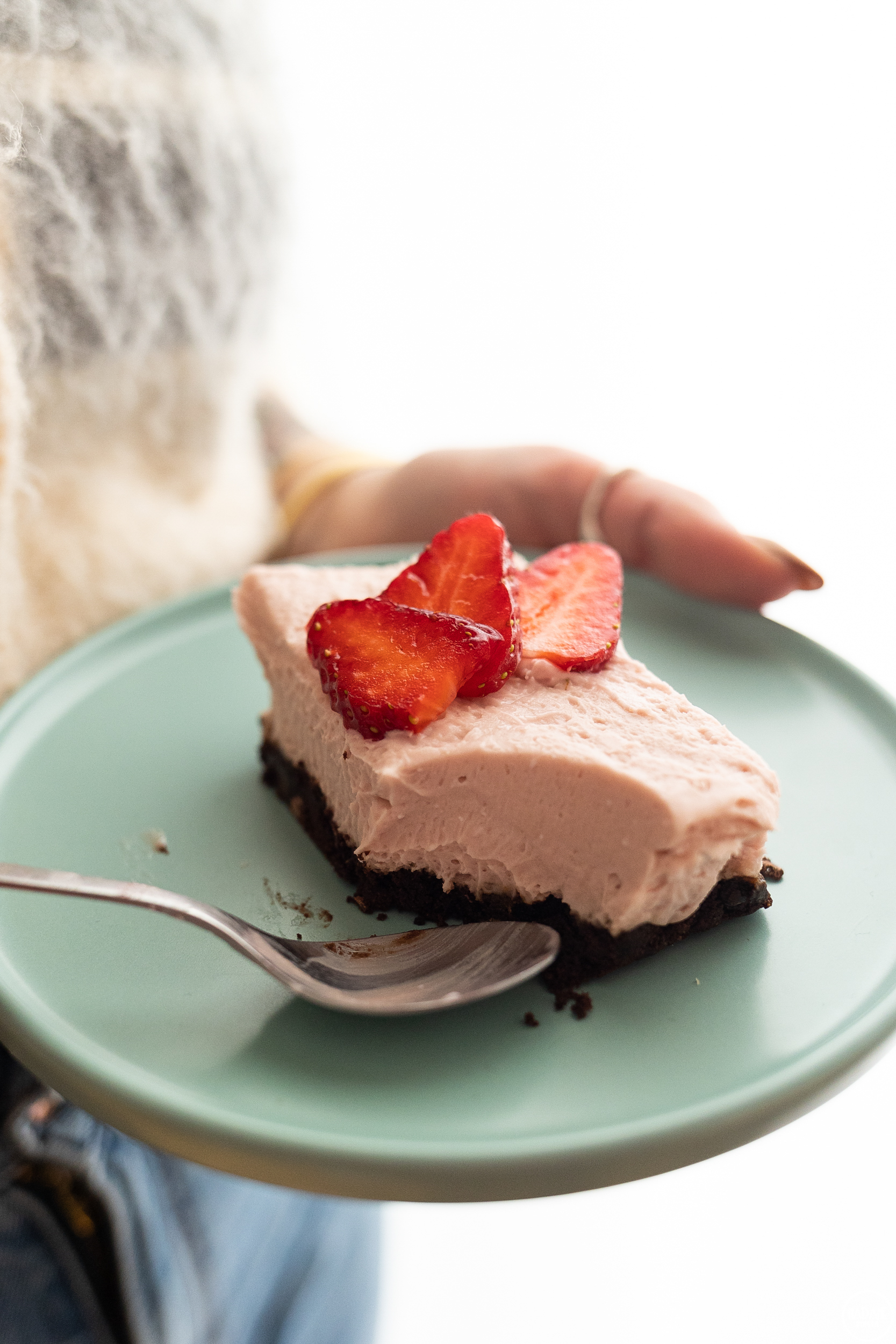 Εύκολο, πρωτεϊνούχο cheesecake ruby με σοκολατένια μπισκοτένια βάση