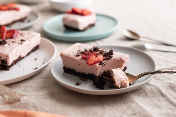Εύκολο, πρωτεϊνούχο cheesecake ruby με σοκολατένια μπισκοτένια βάση