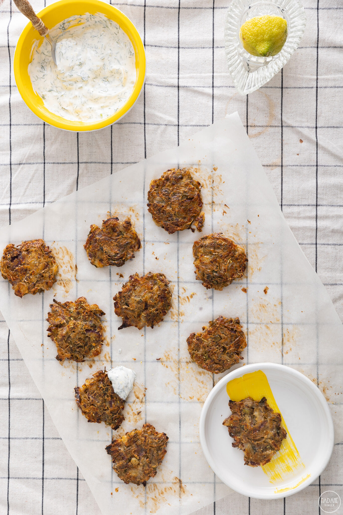 Κρεμμυδοκεφτέδες με σος μαγιονέζας, plant-based στον φούρνο