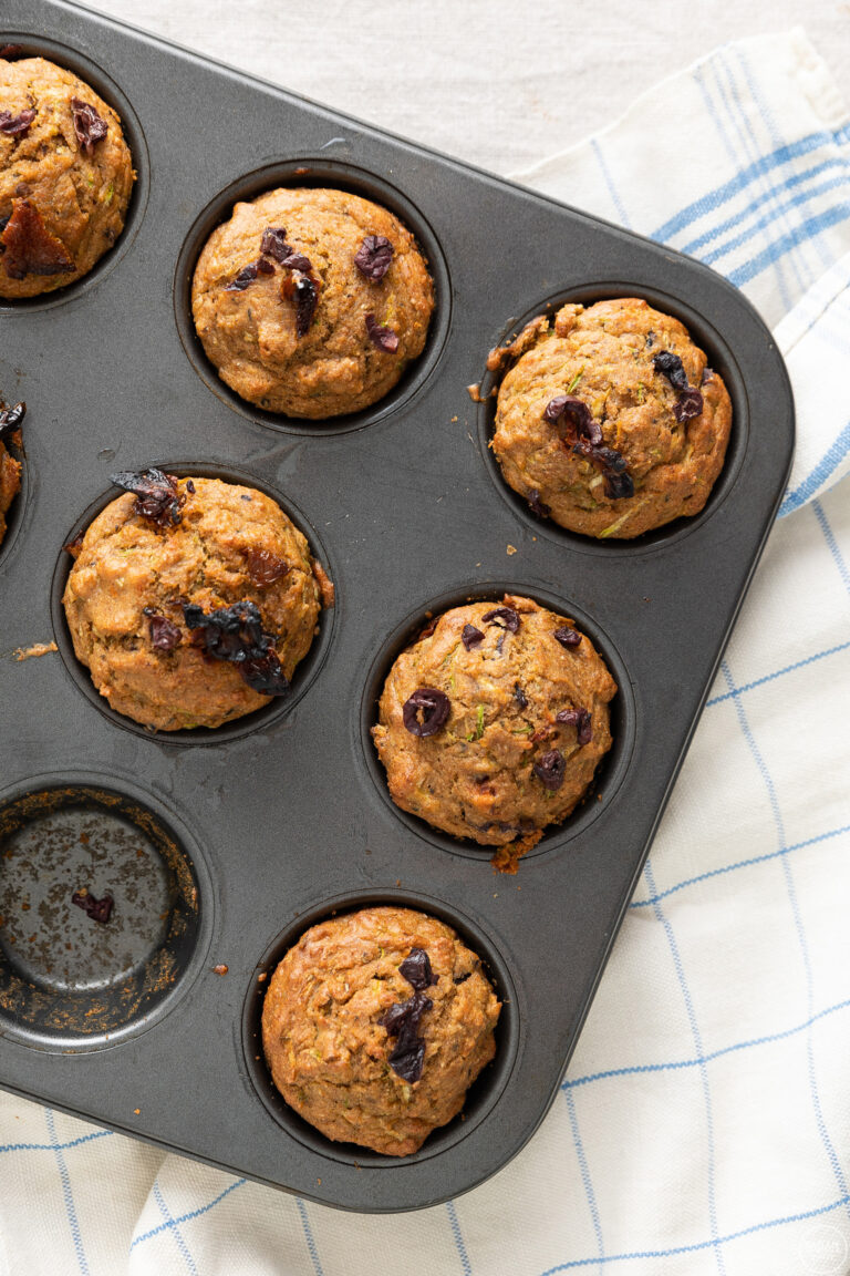 Αλμυρά muffins ολικής με κολοκυθάκι, λιαστές ντομάτες & ελιές ...