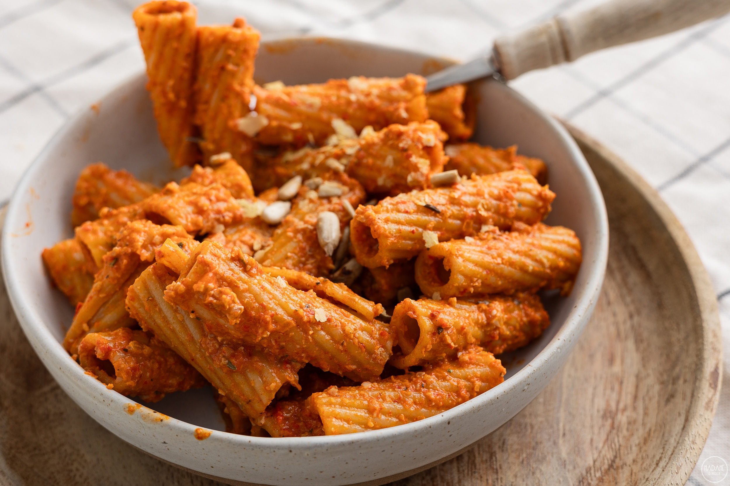 Μακαρονάδα με σάλτσα romesco από ηλιόσπορο