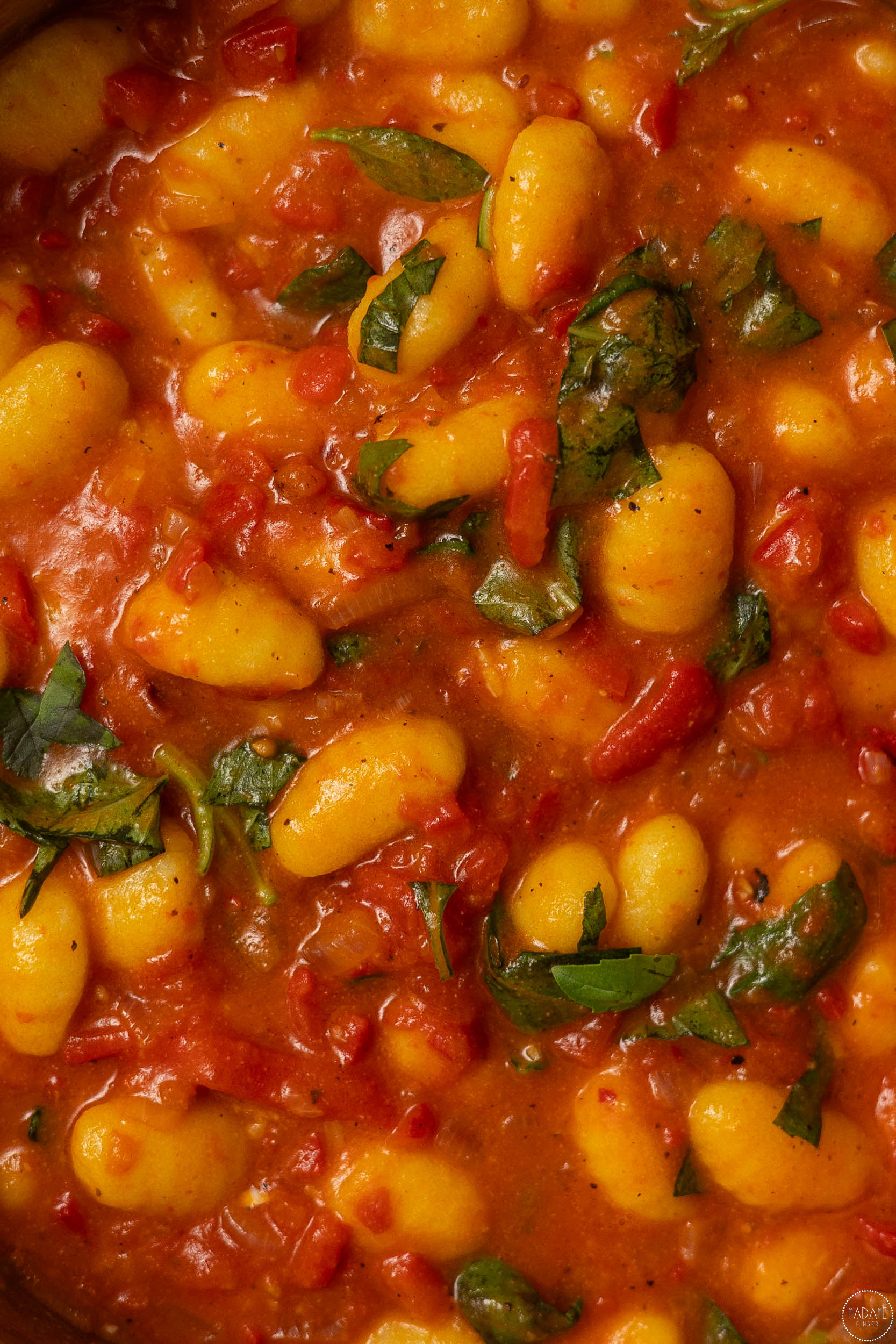 Νιόκι με σάλτσα ντομάτας & ψητής πιπεριάς