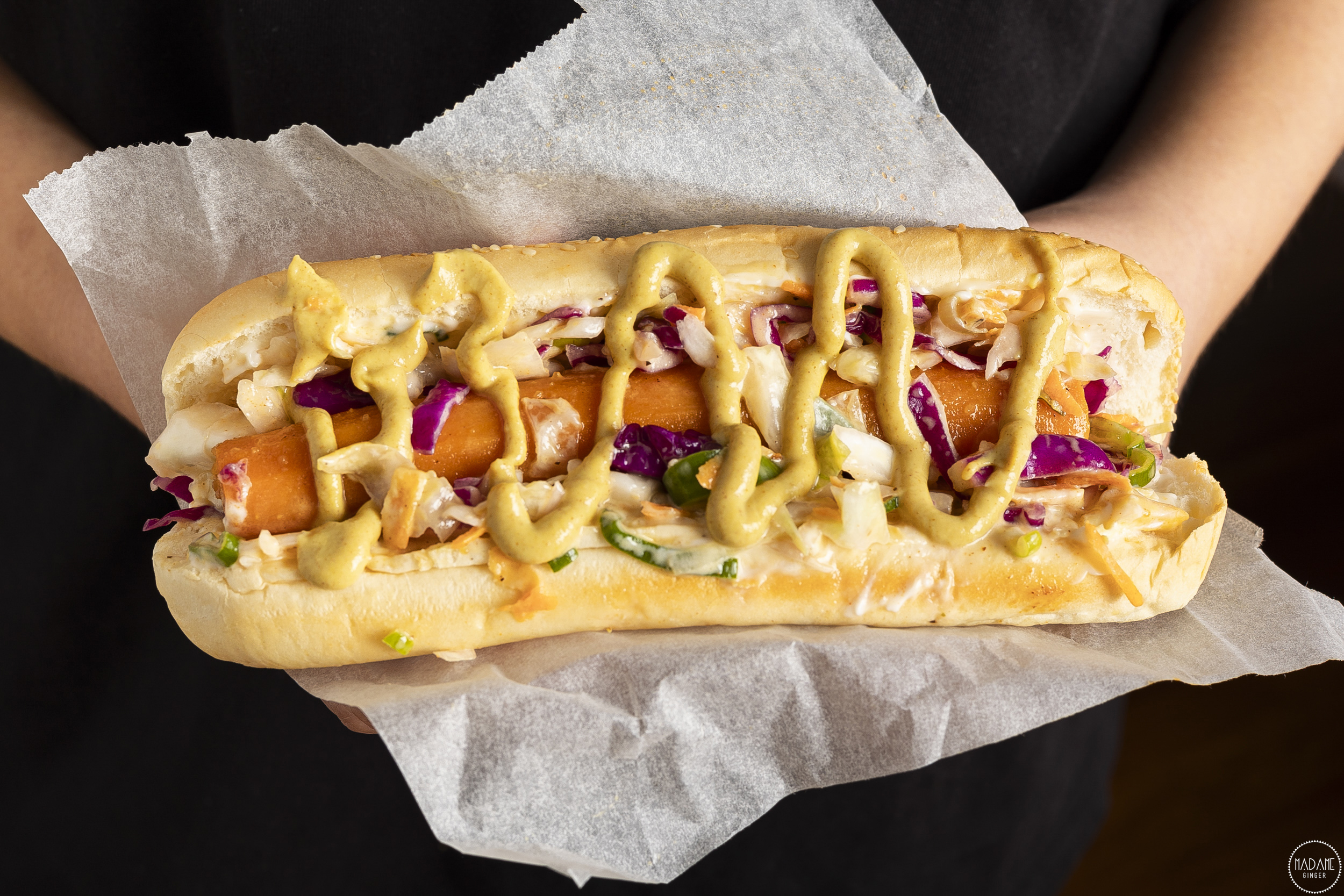 Hot dog με καρότο και coleslaw